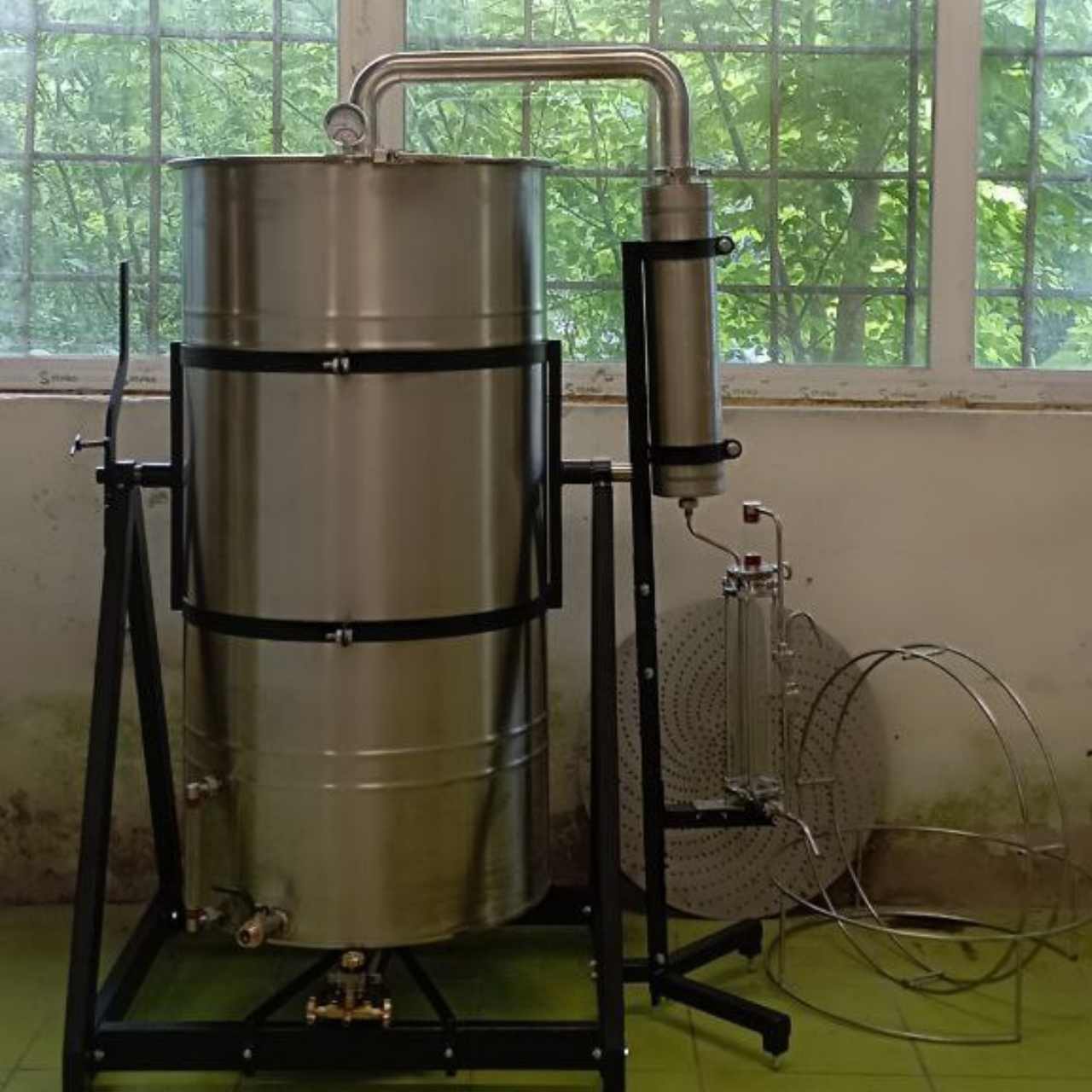 Commercial steam distillation equipment 74G (280L) with loading capaci ...